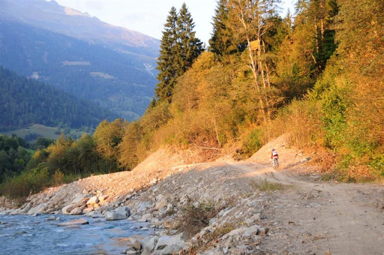 Per fiets en trein naar de bron van de Rijn • Railtripping